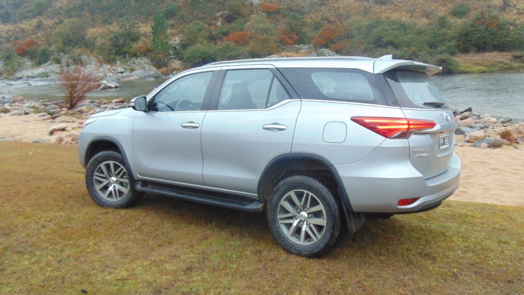 Probamos Toyota SW4 SRX. Diferenciándose de Hilux | Automotiva