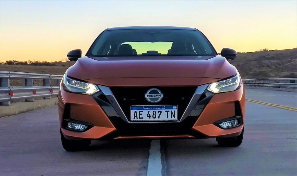 Prueba Nissan Sentra SR CVT. ¿El deportivo de la familia? | Automotiva